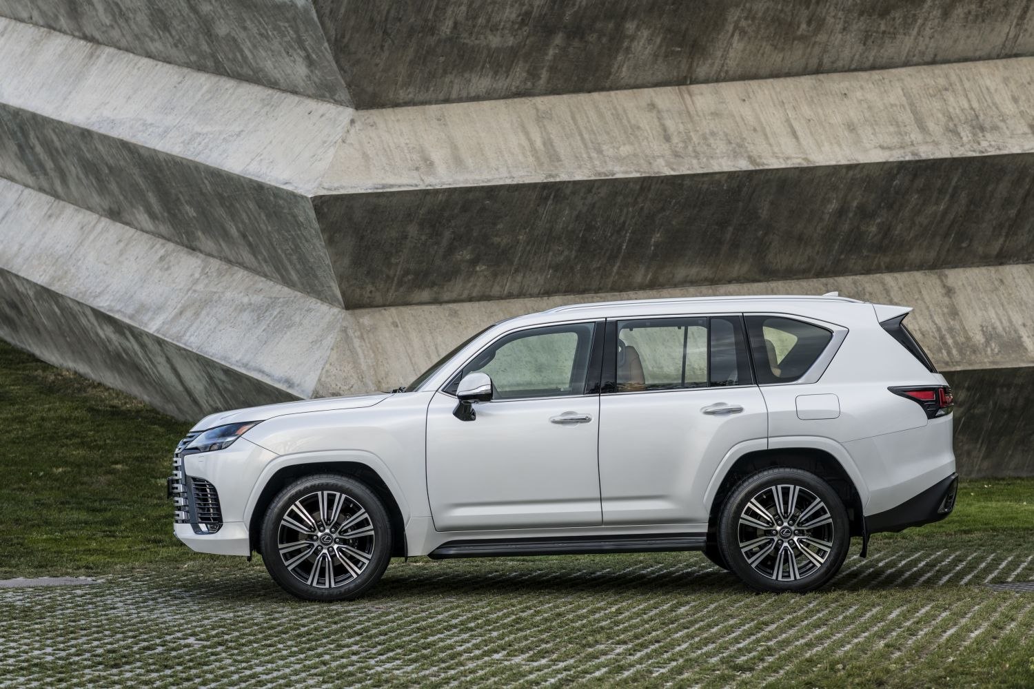 Lexus LX IV (J300) 600 V6 (415 Hp) AWD Direct Shift 7 Seat